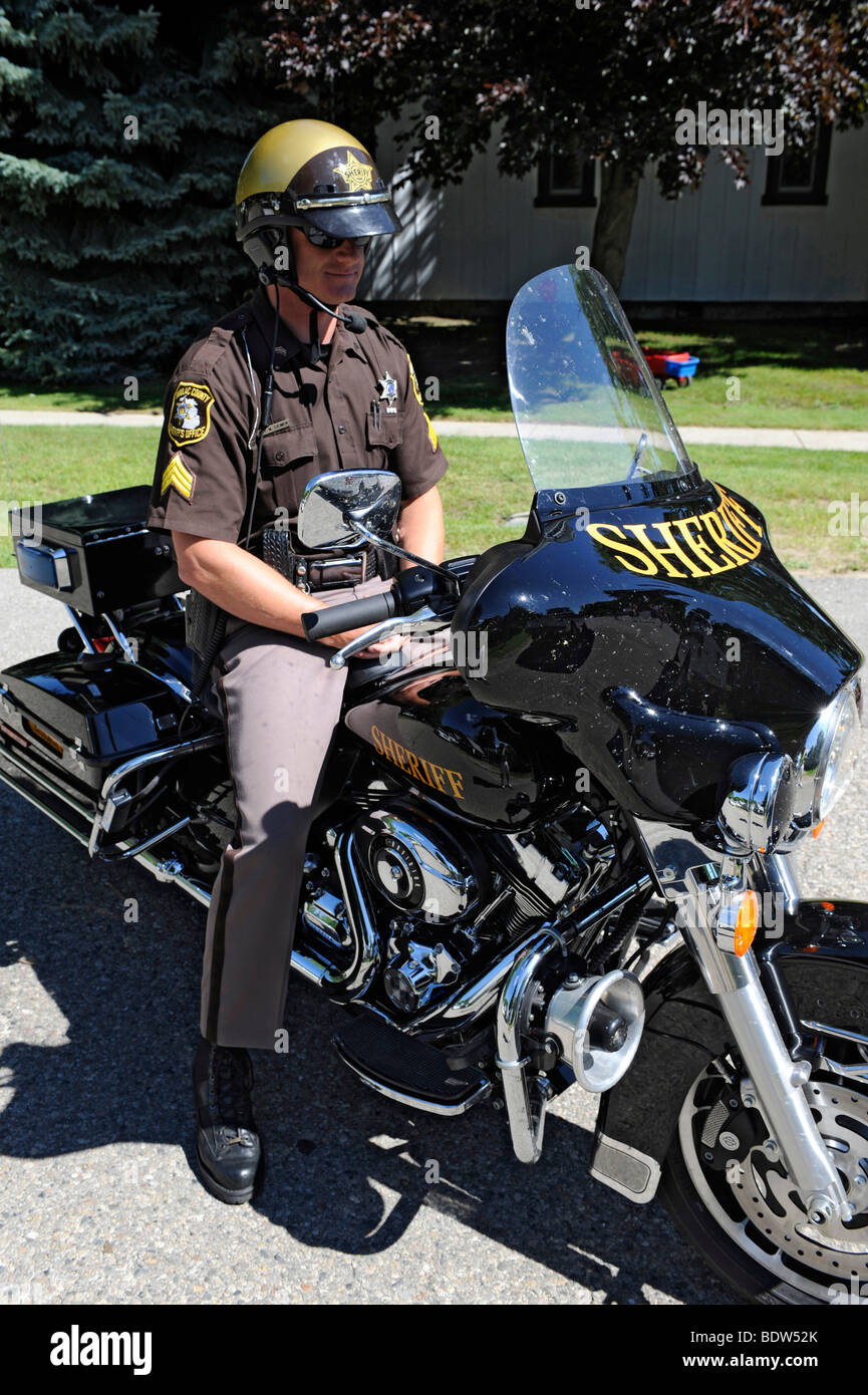 Uniformed county sheriff on motorcycle Banque de photographies et d ...