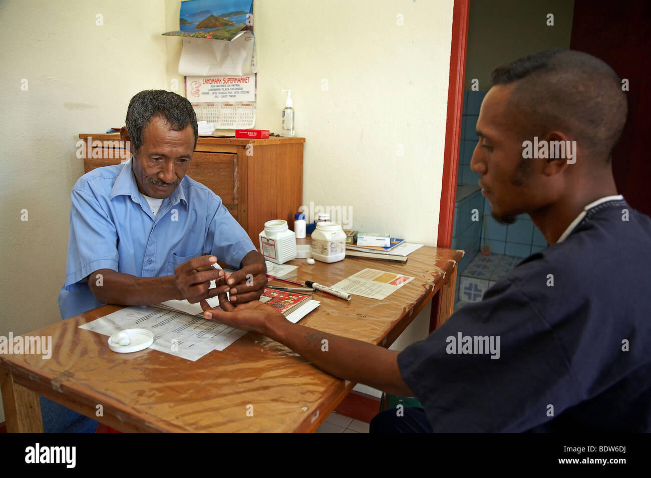Timor Leste de prendre une goutte de sang d'un homme à tester pour le ...