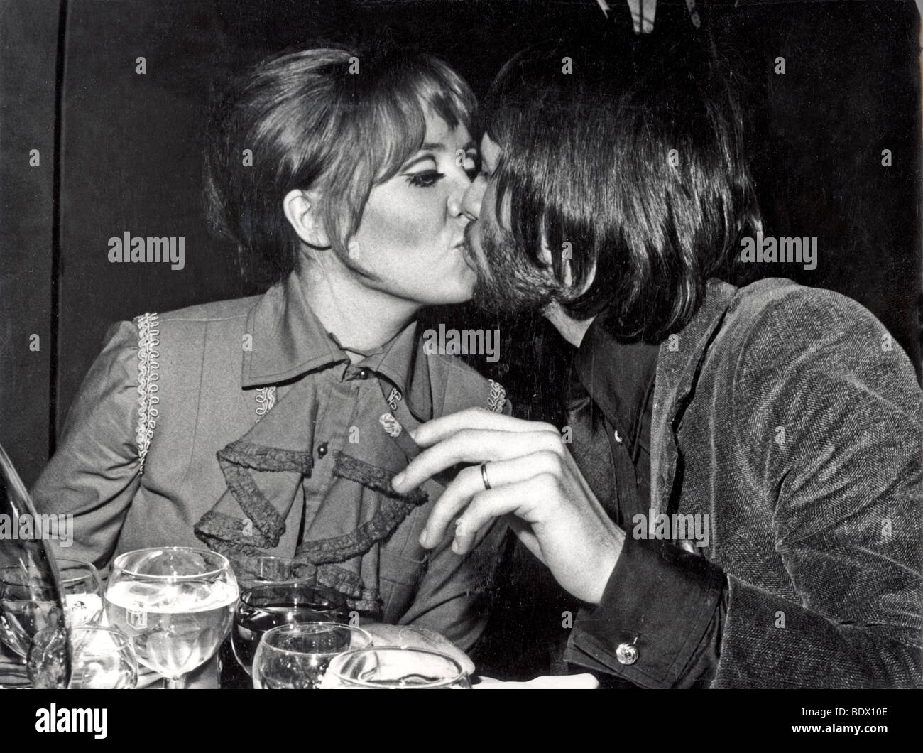 LULU - chanteuse pop écossais avec mari Maurice Gibb sur 1967 Photo ... LULU - chanteuse pop écossais avec mari Maurice Gibb sur 1967 Photo ...