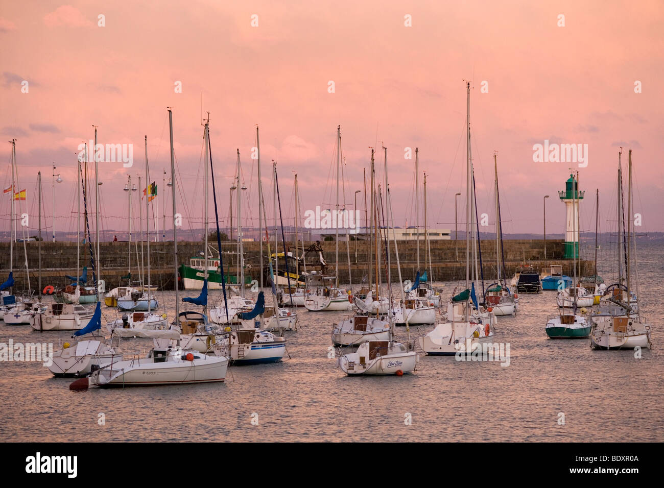 France, Bretagne, Saint-Quay-Portrieux, coucher de soleil sur le vieux ...