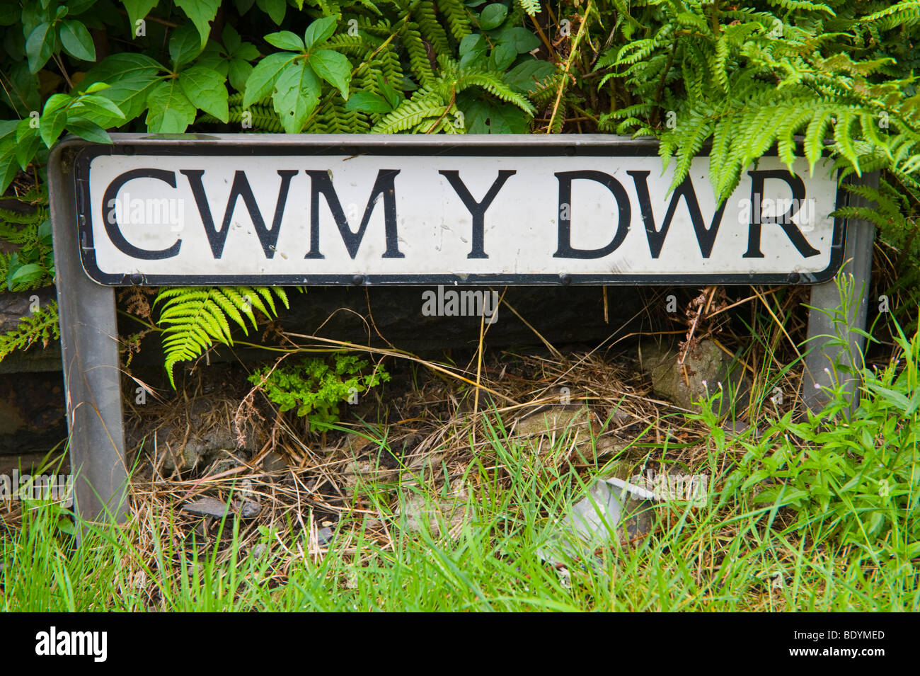 Welsh language road signs Banque de photographies et d’images à haute ...