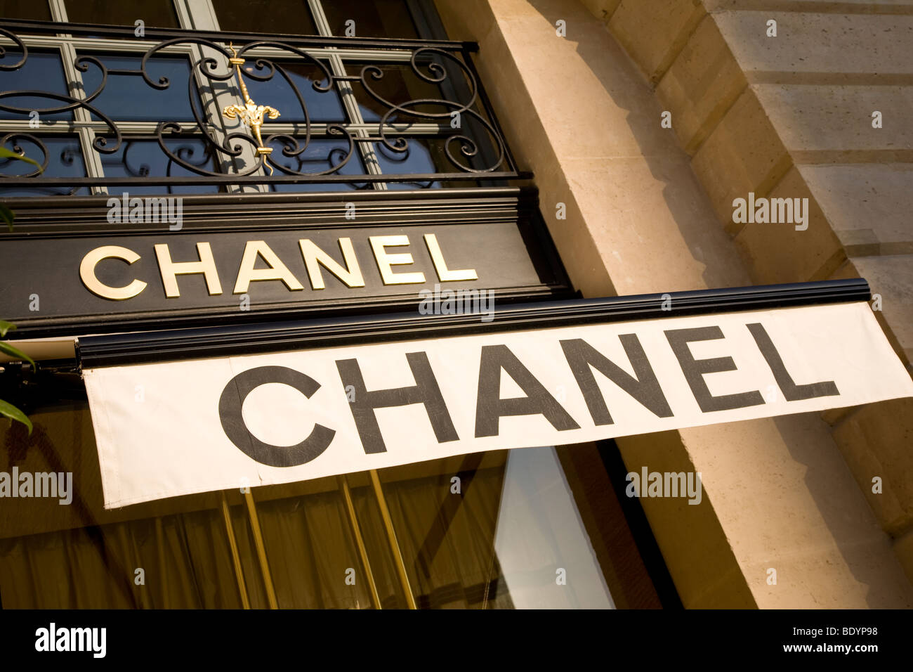Chanel boutique paris Banque de photographies et d’images à haute ...