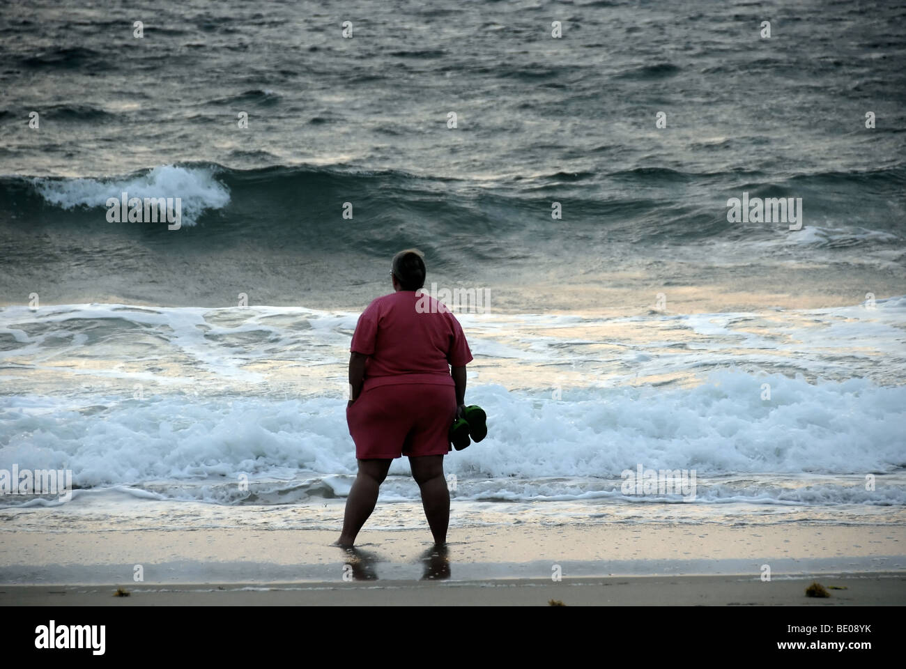 Obese woman on beach Banque de photographies et d’images à haute ...