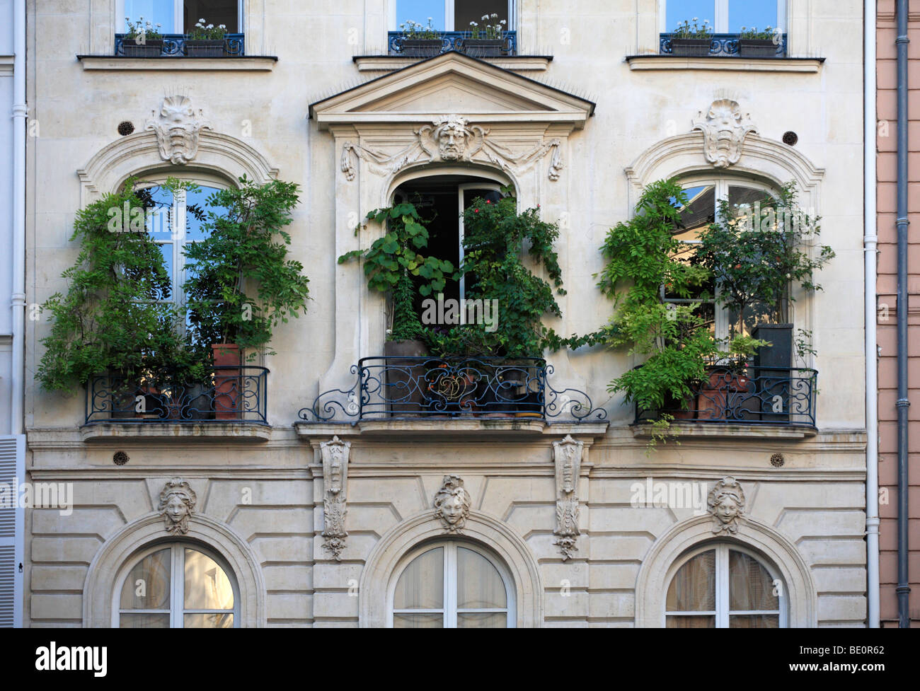 Balcons paris Banque de photographies et d’images à haute résolution ...