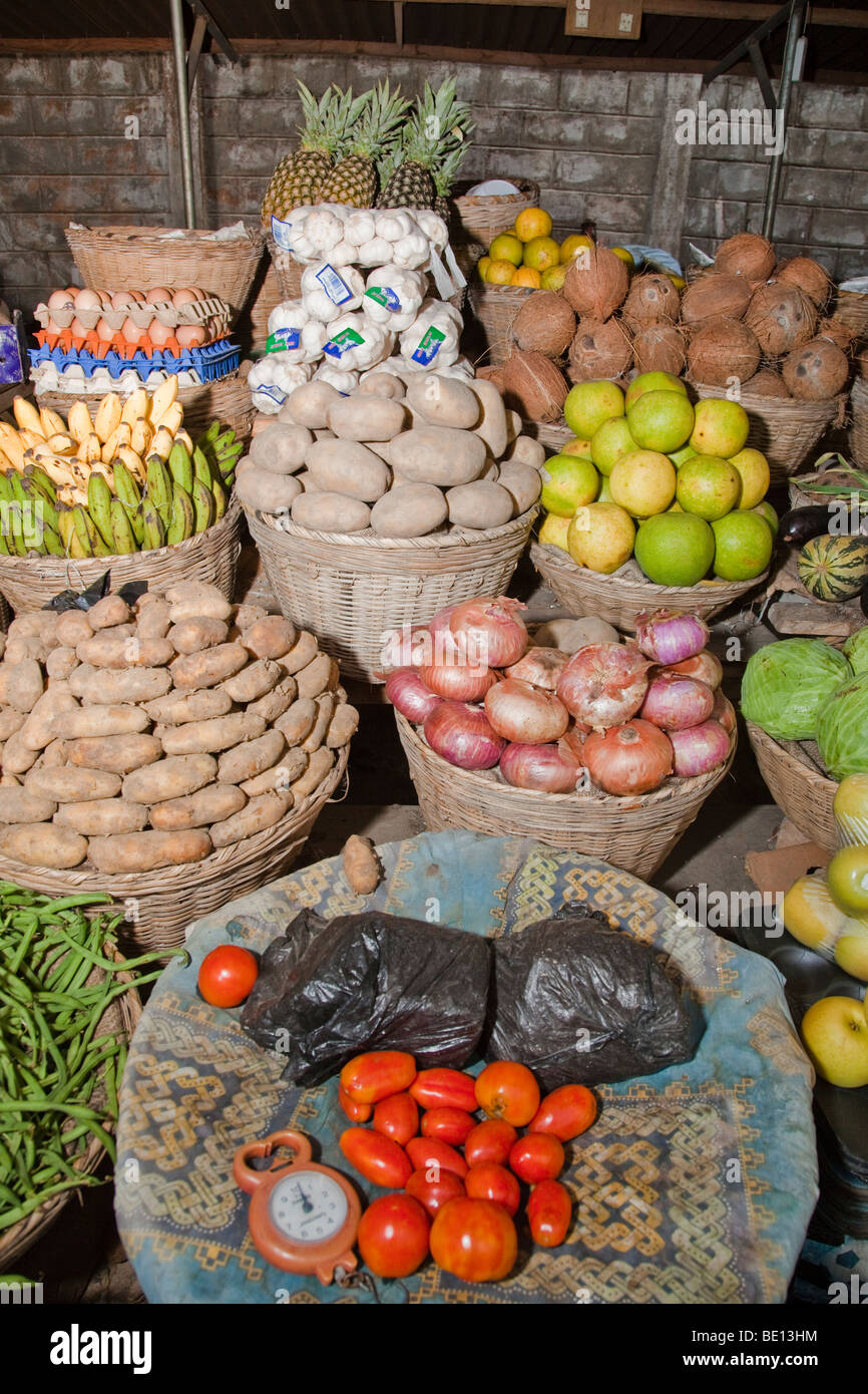 Les fruits et légumes sont en vente à l 'Les Cocotiers' market à ...