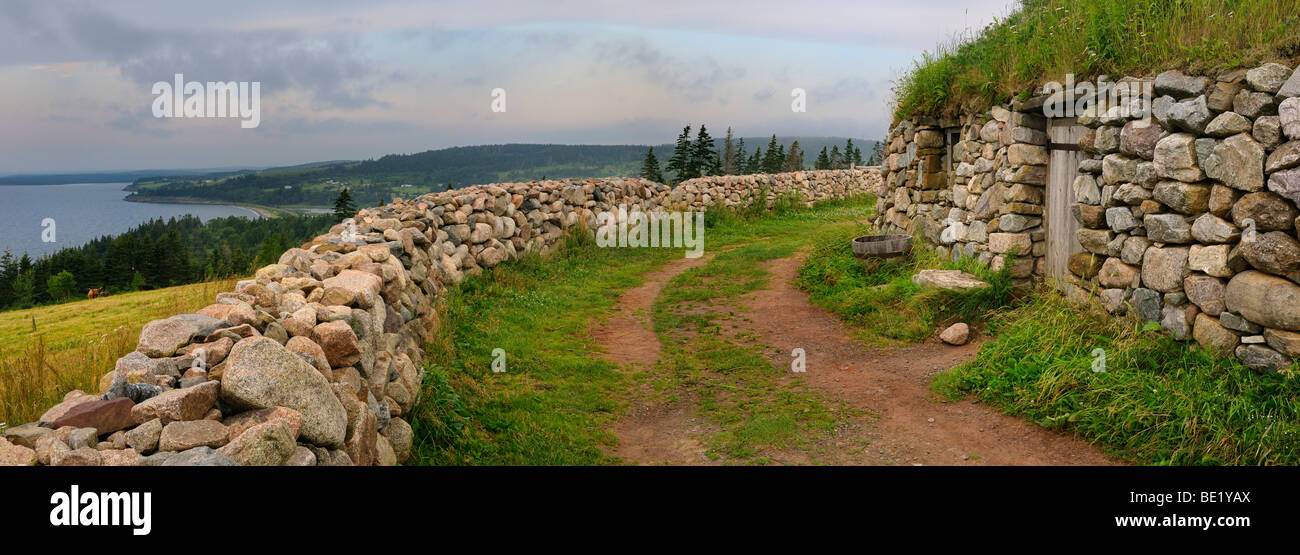 Panorama de la Maison de la pierre noire avec toit de chaume au ...