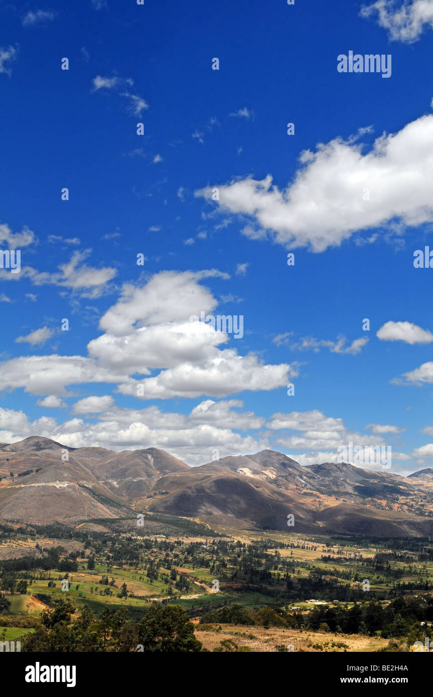 Paysage coloré à Cajamarca dans le nord des Andes du Pérou Photo Stock ...