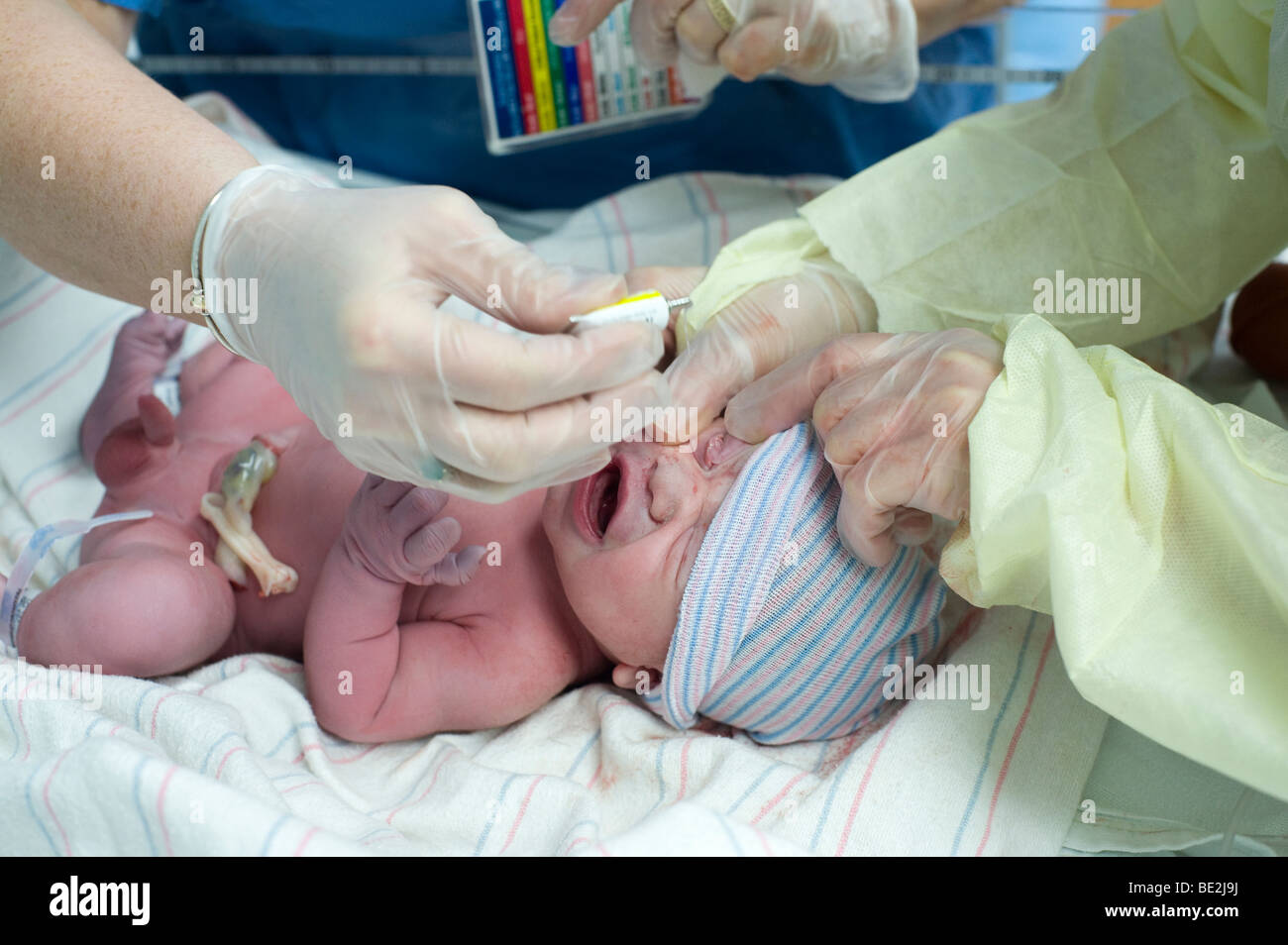 Hispanique du nouveau-né bébé reçoit les gouttes prophylactique ...