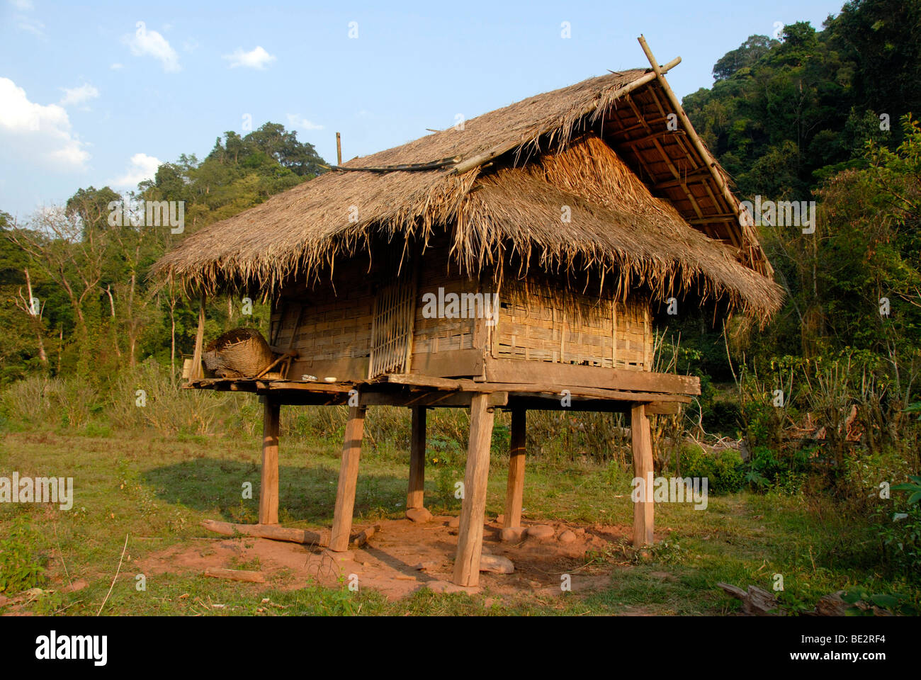 Cabane isolée en bambou avec un toit de chaume sur pilotis à l'état ...