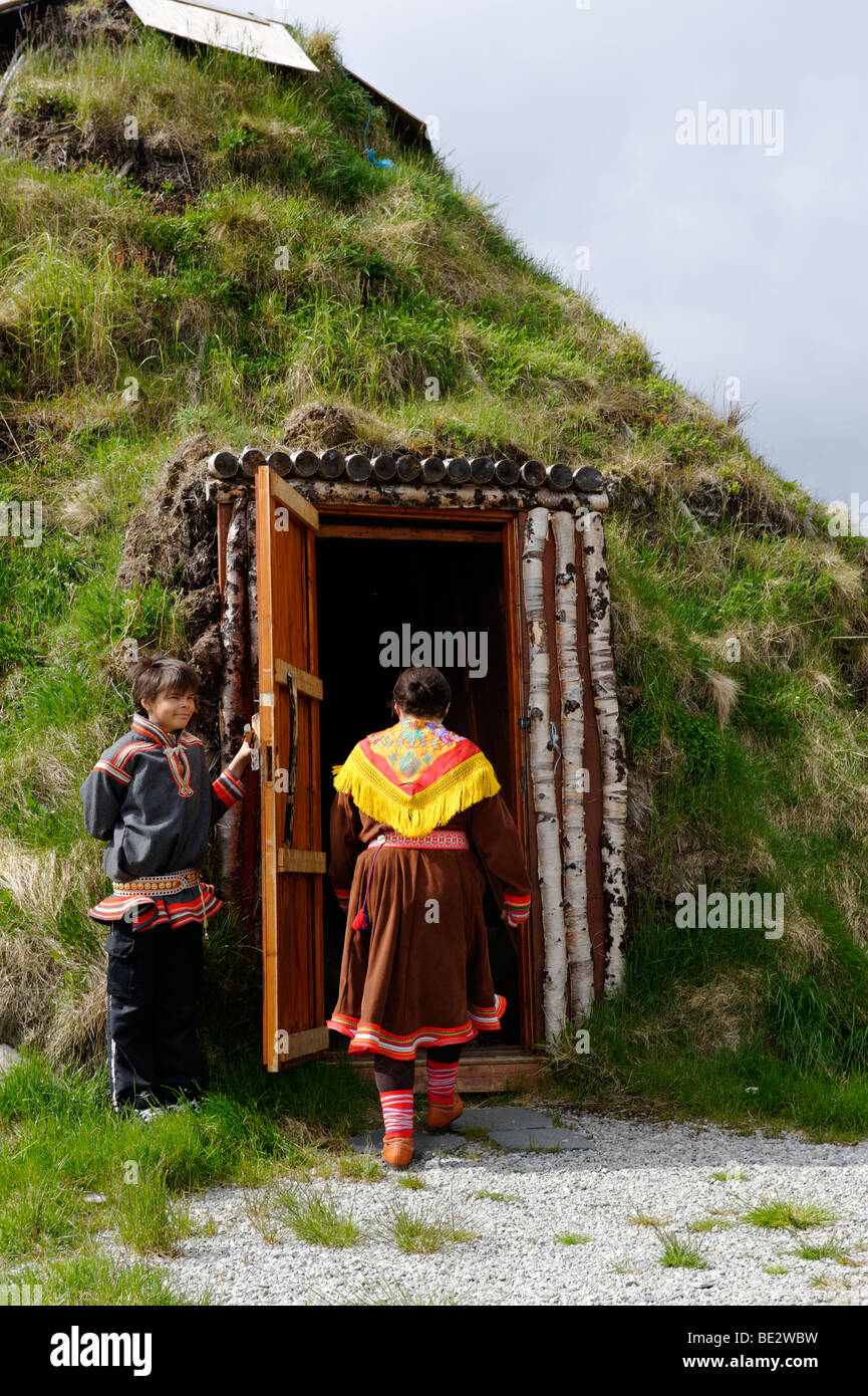 Femme portant le costume traditionnel du peuple sami en face d'elle la ...