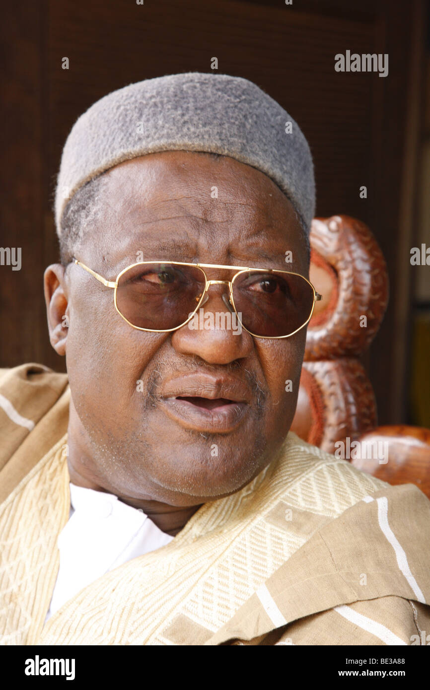 Le Sultan Ibrahim Mbombo Njoya devant le palais du Sultan, portrait ...