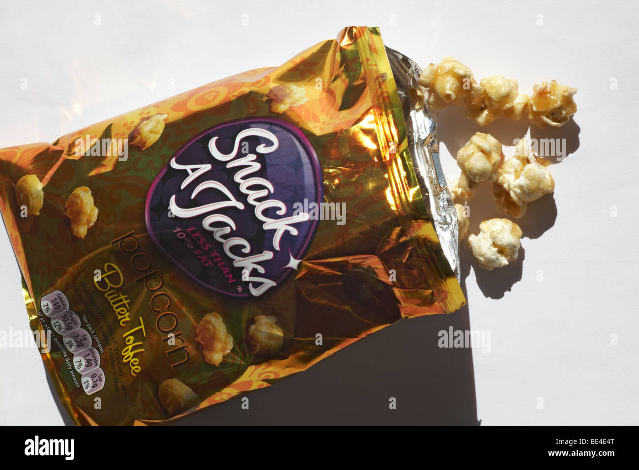 En-cas un paquet de pop-corn de caramel au beurre de Jacks ouvert avec ...