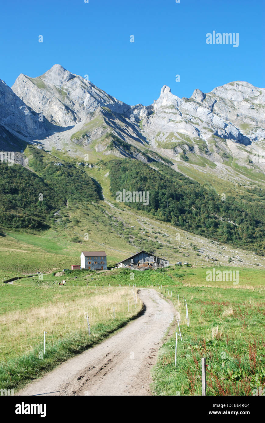 Col des aravis route Banque de photographies et d’images à haute ...
