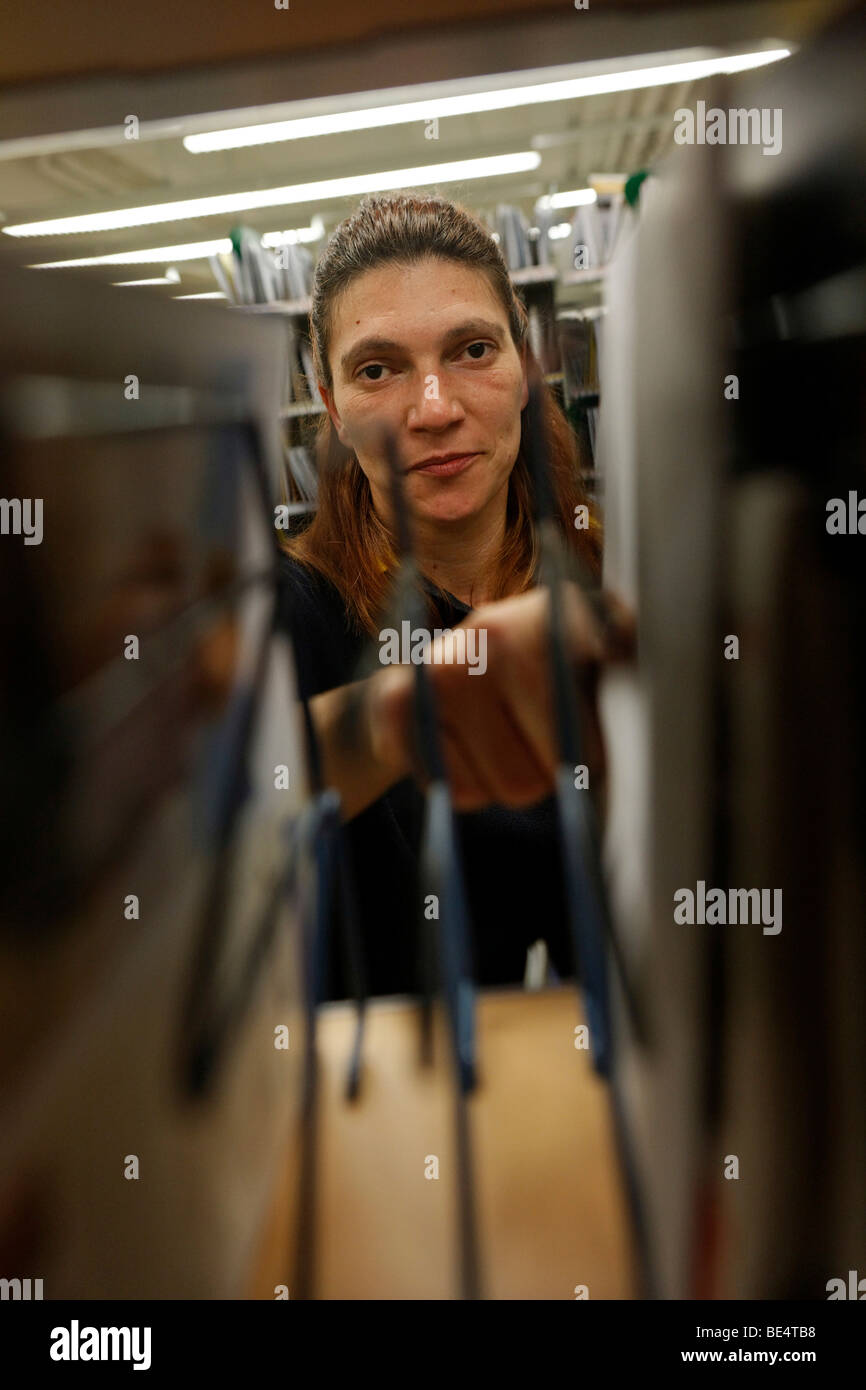 Mailman female mail carrier Banque de photographies et d’images à haute ...