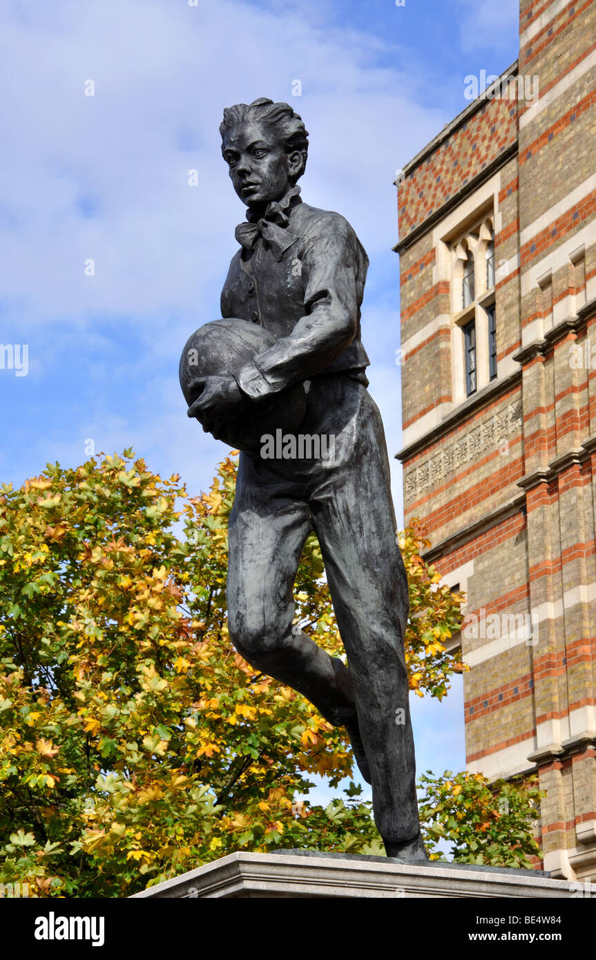 Statue of william webb ellis Banque de photographies et d’images à ...