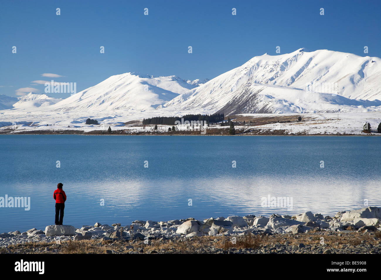 Femme par le lac Tekapo et deux gamme pouce en hiver, Mackenzie Country ...