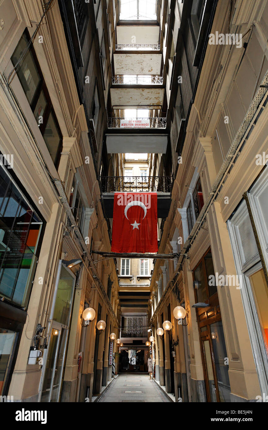Galerie marchande du 19ème siècle, drapeau turc, ancien quartier Pera ...