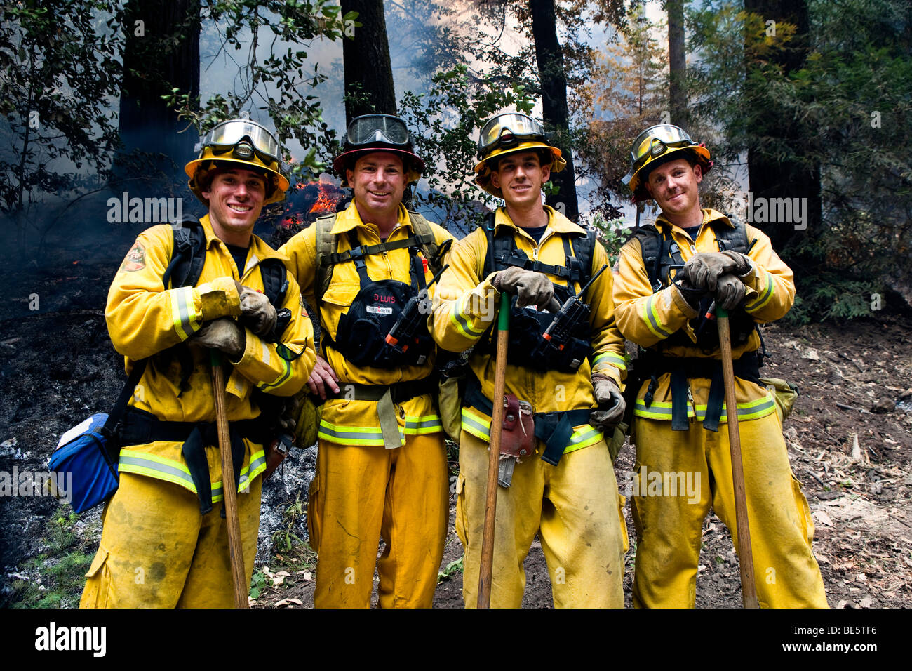 Pompiers forestiers à la California wildfire Lockheed dans Santa Cruz ...