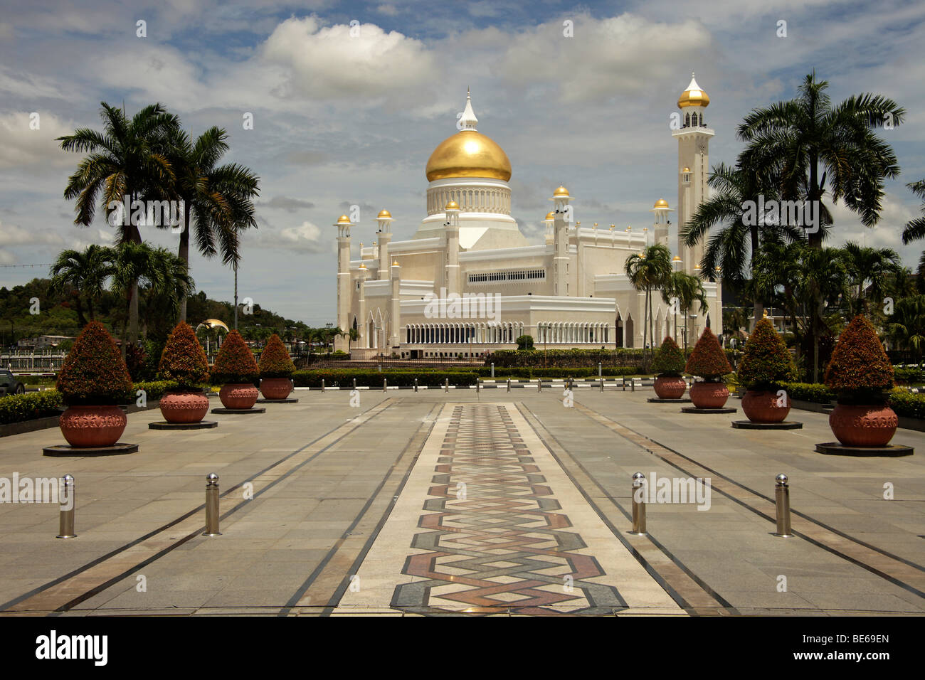 La mosquée du sultan Omar Ali Saifuddin dans la capitale, Bandar Seri ...