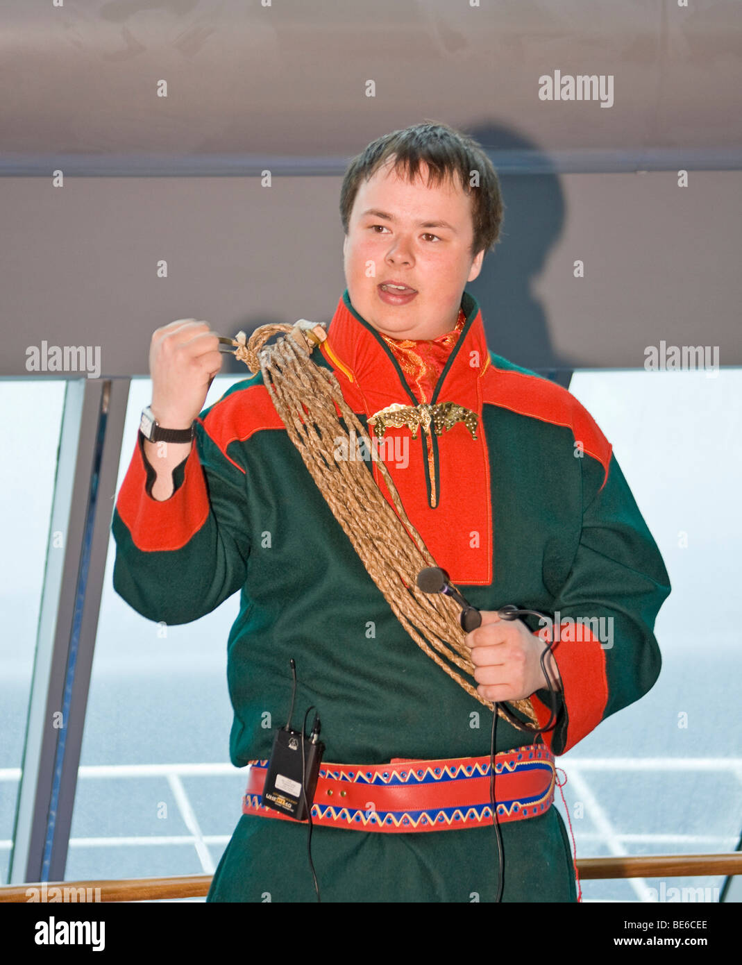 Jeune homme en costume traditionnel sami parle de la vie de son peuple ...