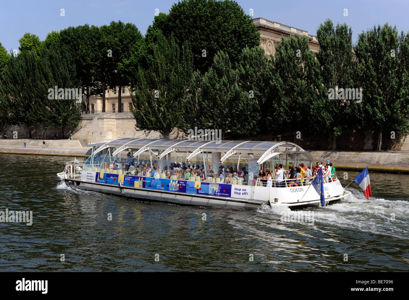 France paris batobus louvre Banque de photographies et d’images à haute ...