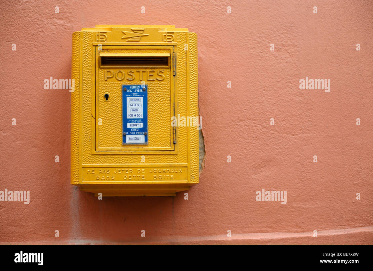 Yellow french postbox Banque de photographies et d’images à haute ...