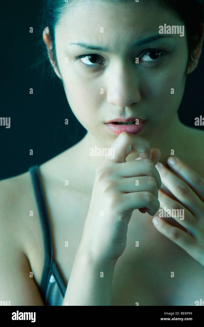 Femme avec la main sous le menton d'oeil sur le côté Photo Stock - Alamy