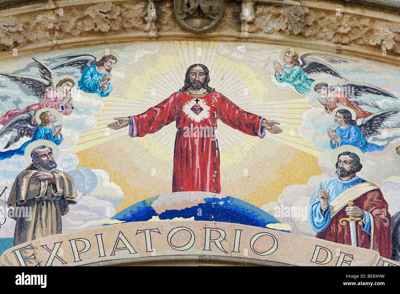 Détail de Jésus avec cœur flamboyant mosaïque sur Temple del Sagrat Cor ...