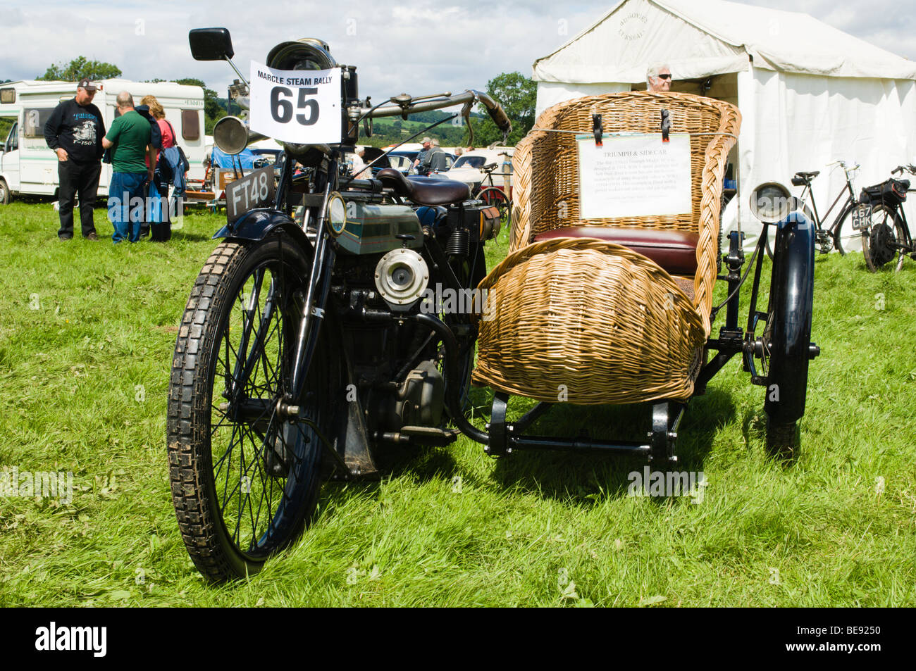 1914 Triumph Modèle H motor cycle et side-car en osier Photo Stock - Alamy