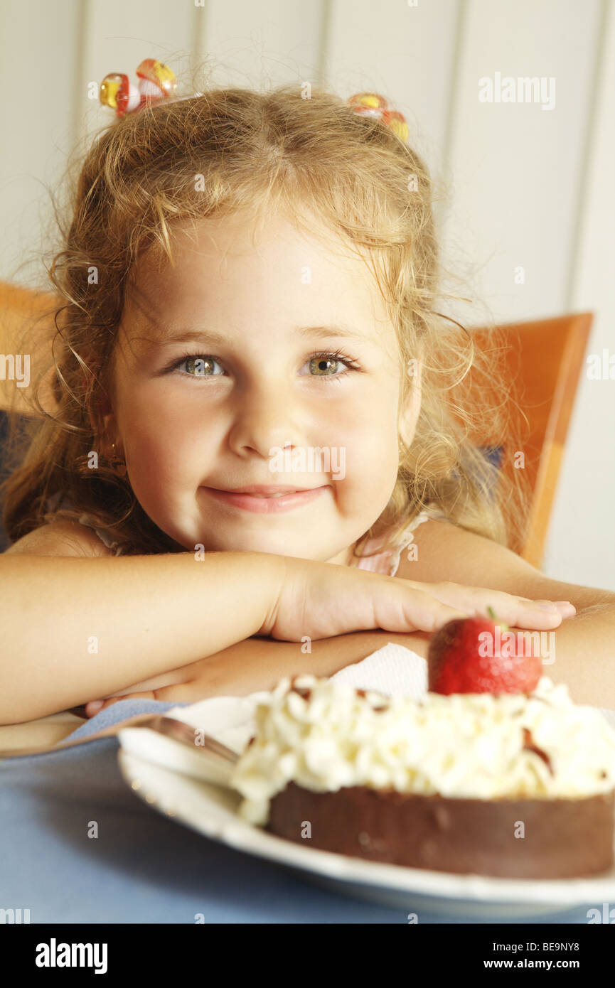 Petite fille est en train de manger un gâteau Photo Stock - Alamy