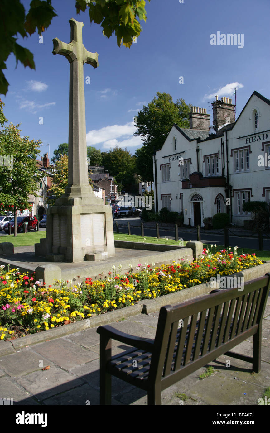 Village de Disley, Angleterre. Disley war memorial avec le 19ème siècle ...