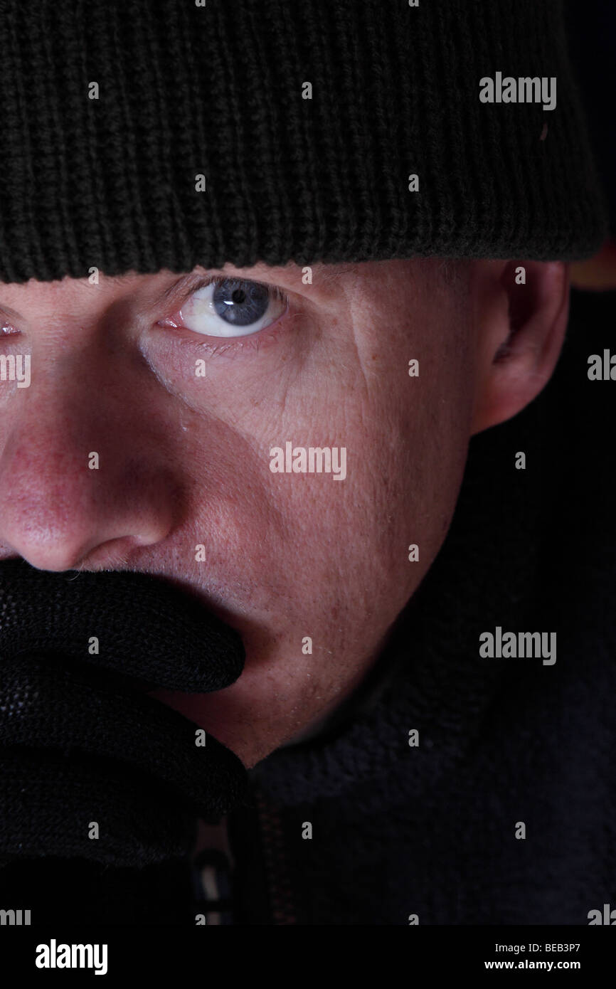 Agent secret vêtu de noir l'observation de la surveillance de l ...