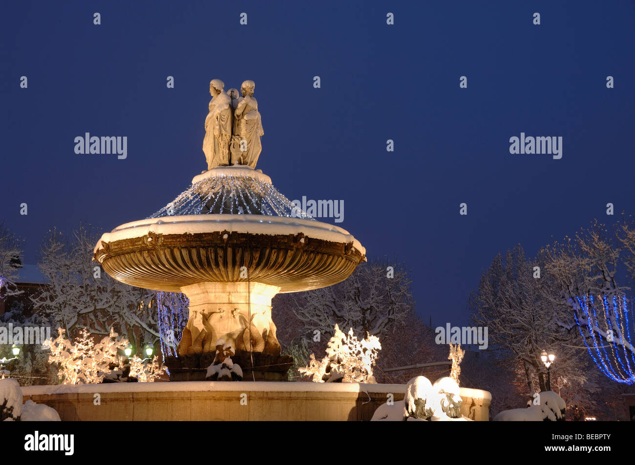 La Rotonde d'Aix fontaine monumentale allumé sur une nuit d'hiver et ...