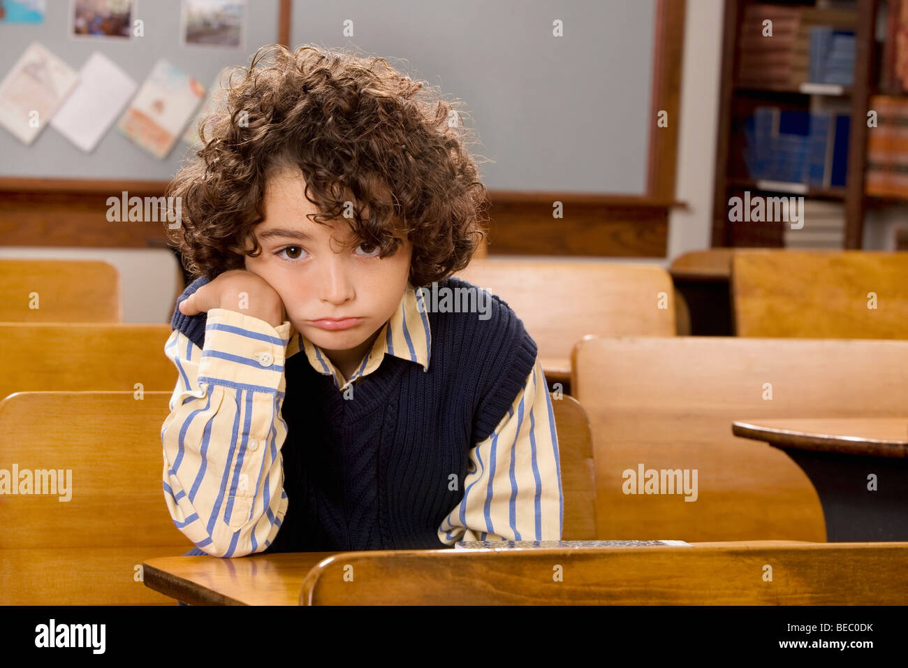 Portrait d'un écolier dans une salle de classe Photo Stock - Alamy