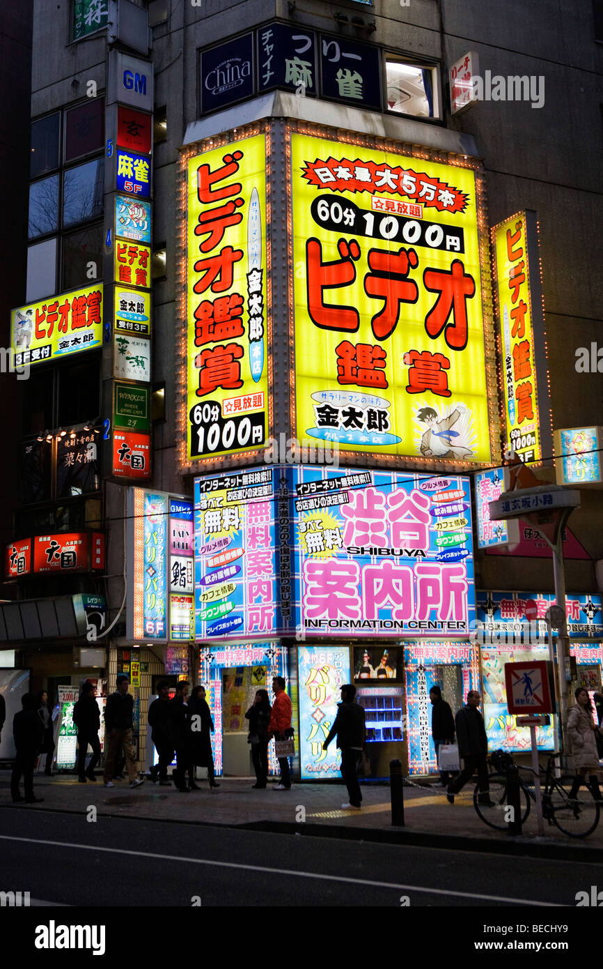 Magasins au centre ville de tokyo au japon Banque de photographies et d ...