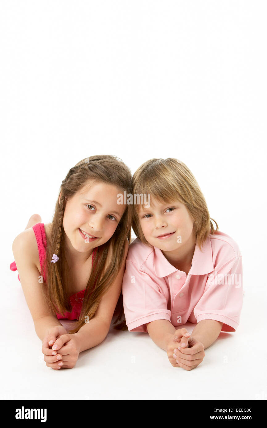 Famille Avec Deux Enfants Banque Dimages Détourées Alamy