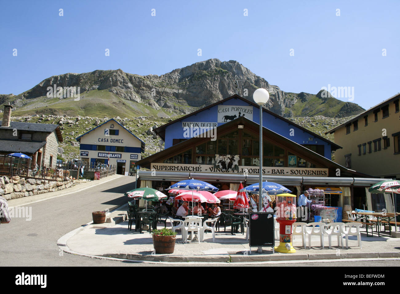 Des cafés et des boutiques dans le côté espagnol du Col du Pourtalet, à ...