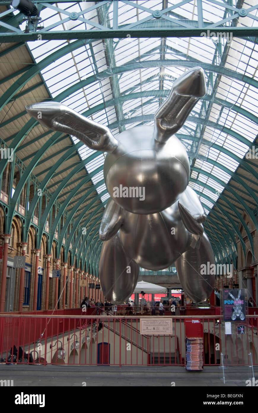 'Lapin' par Jeff Koons, au Covent Garden de Londres, pour marquer le ...
