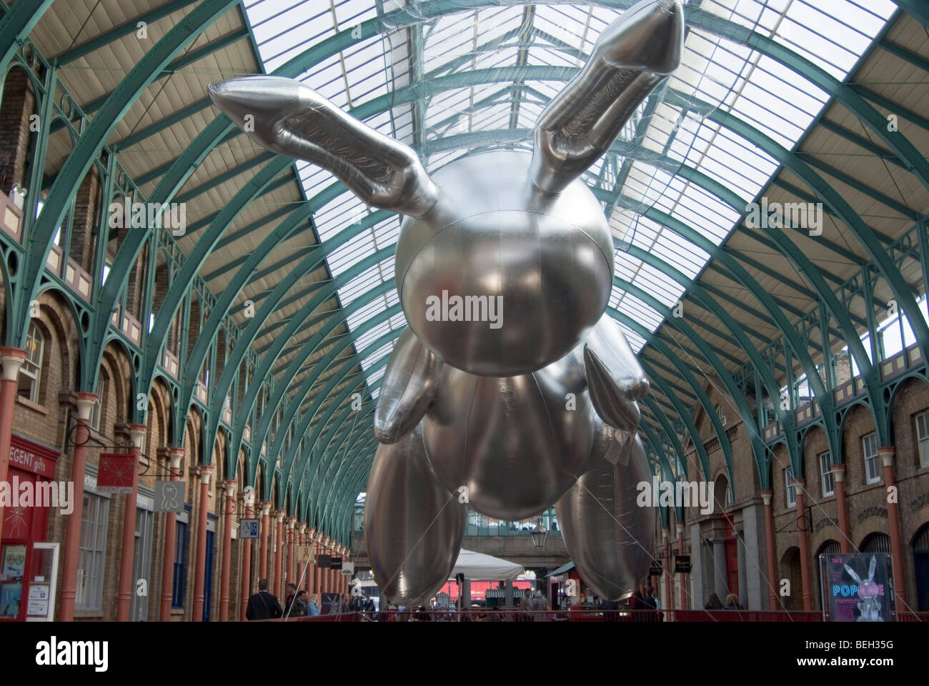 Bunny with artist jeff koons rabbit Banque de photographies et d’images ...