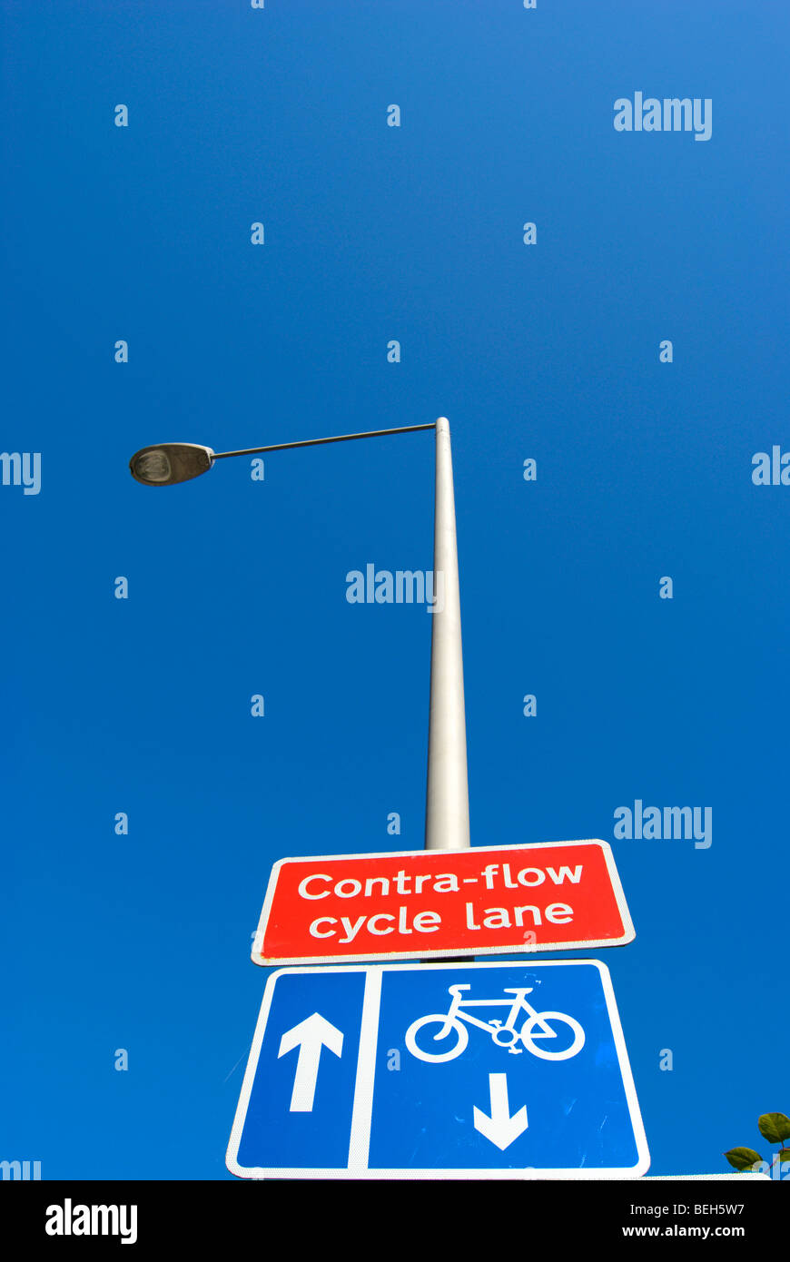 Contra flow cycle lane Banque de photographies et d’images à haute ...