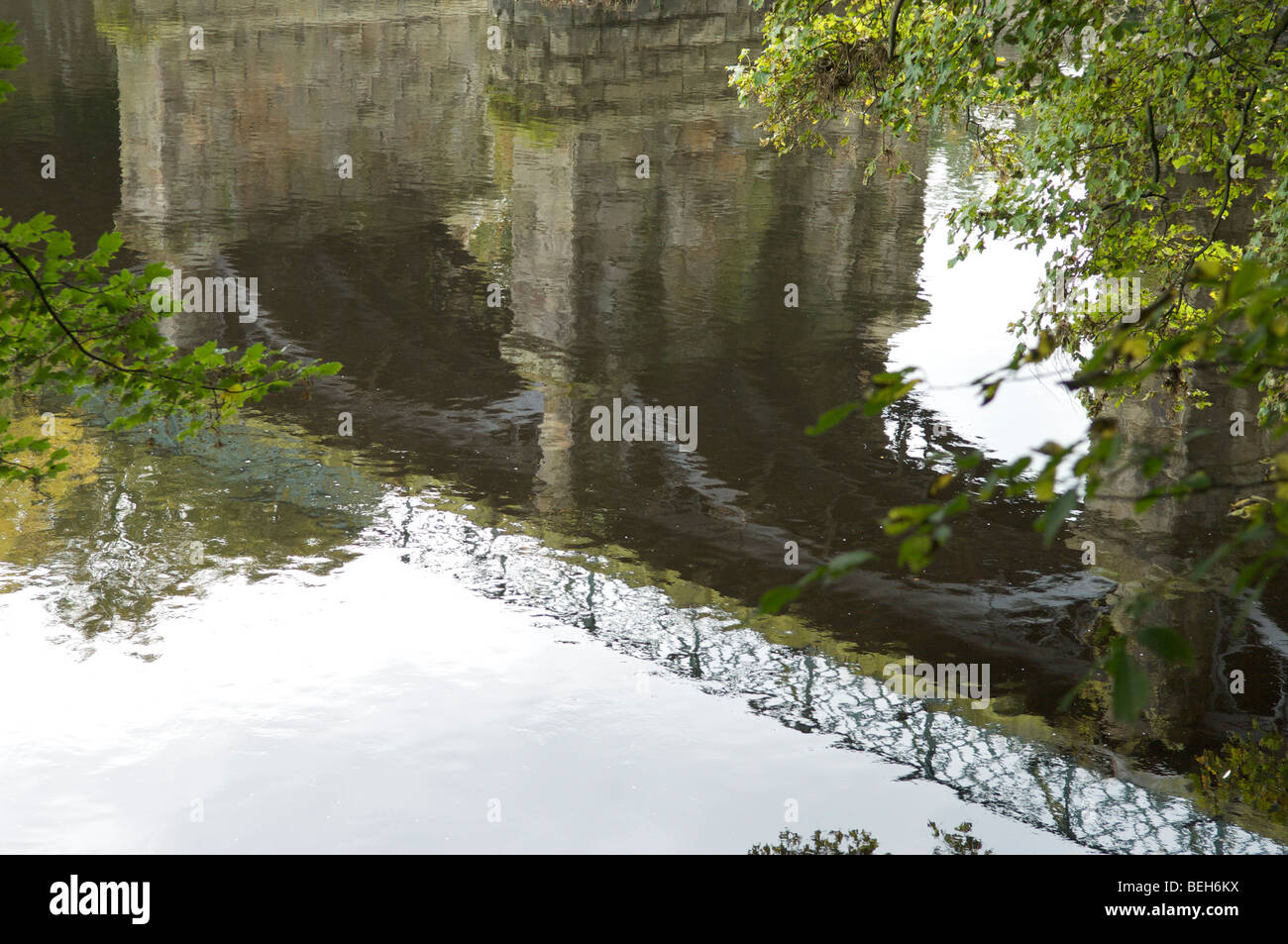 Inverted reflection in river Banque de photographies et d’images à ...