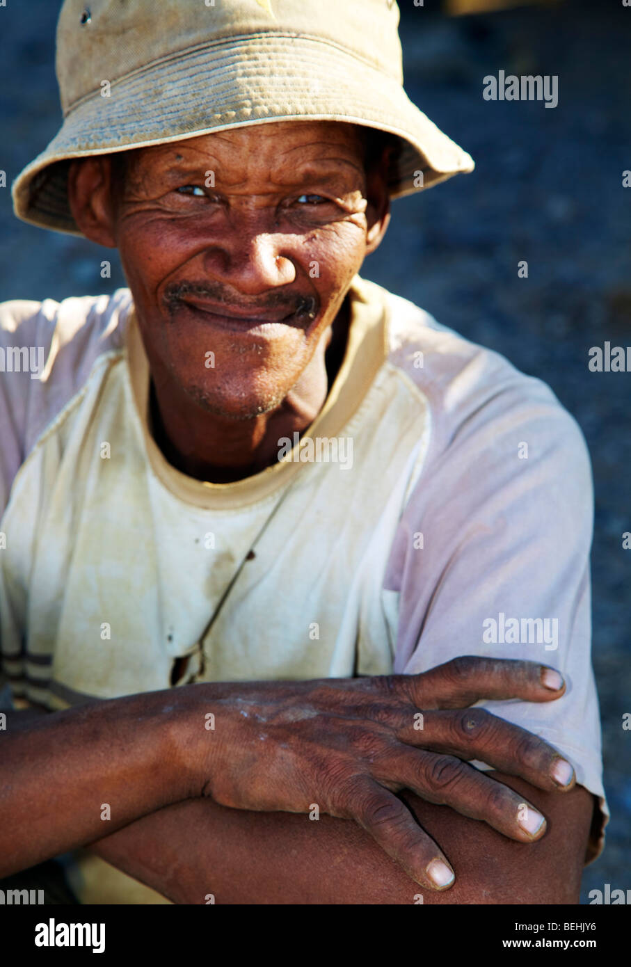 Smiling namibian man Banque de photographies et d’images à haute ...