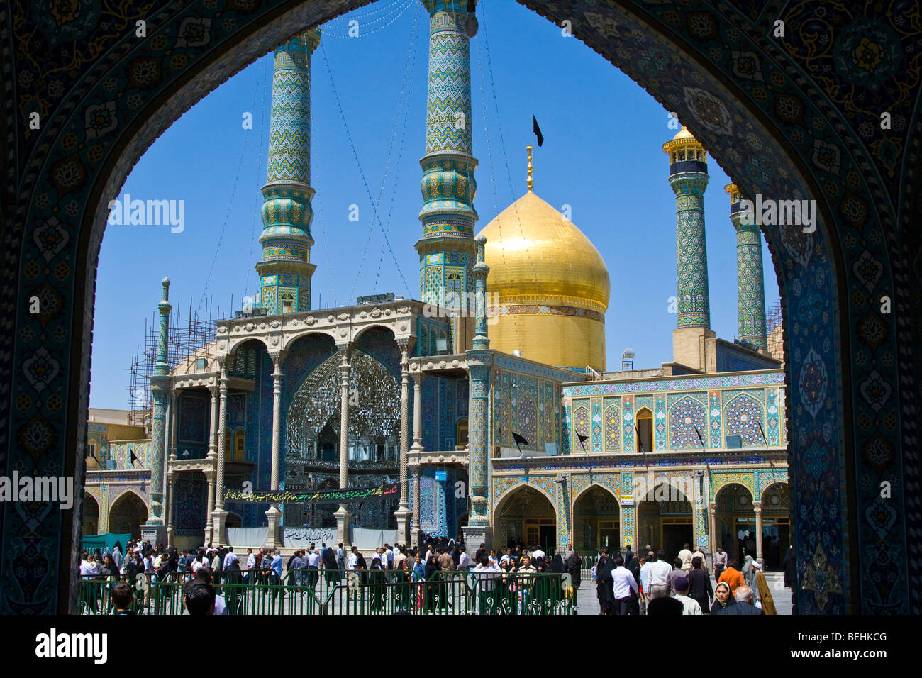 The golden mosque of qom in iran Banque de photographies et d’images à haute résolution - Alamy