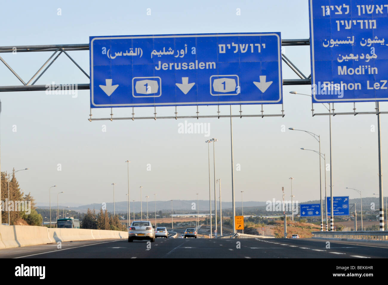 Israël, la Route 1 entre Tel-Aviv à Jérusalem. Signes de marquage vers ...