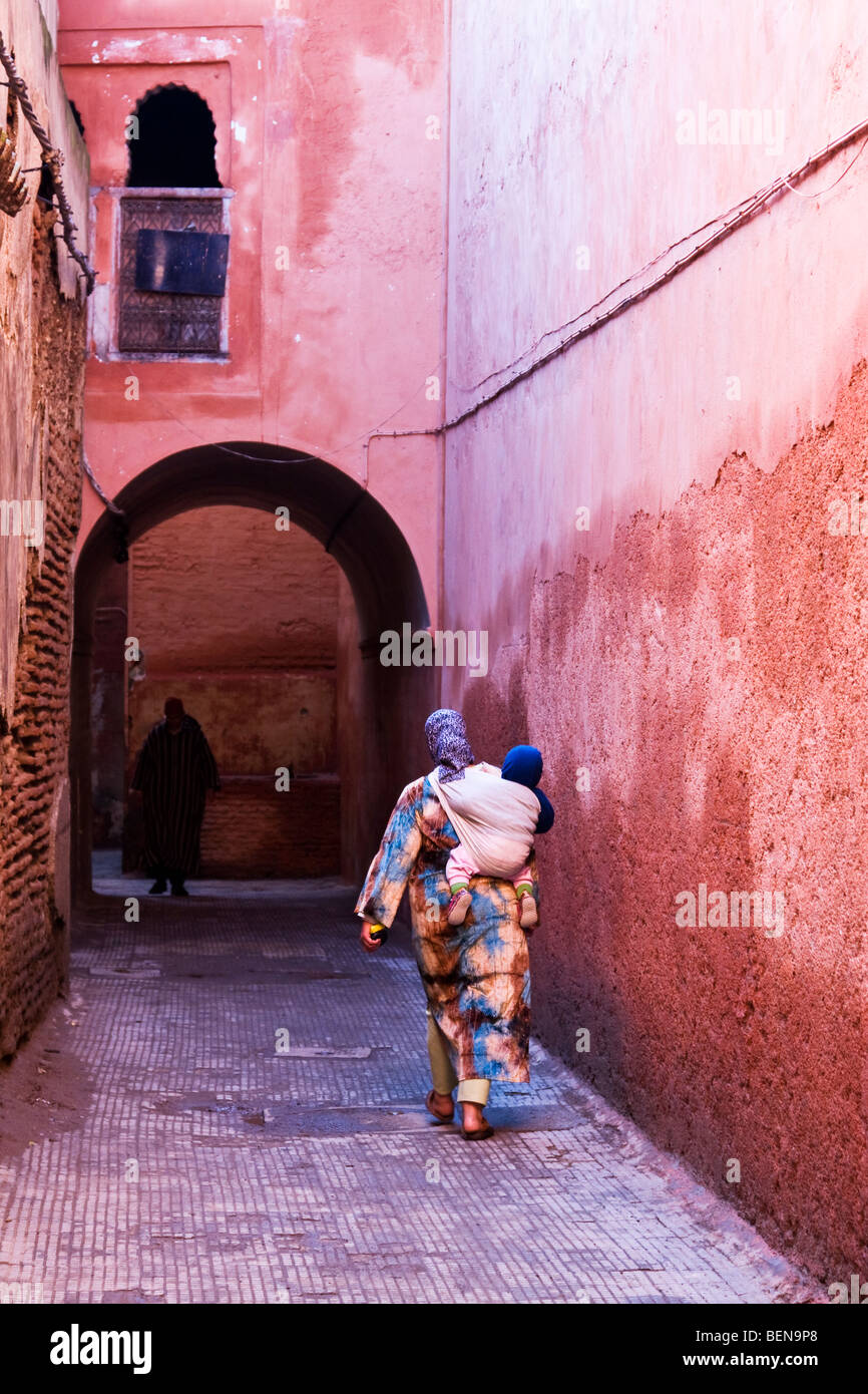 Mère marocaine avec son fils habillé en tenue islamique traditionnelle ...