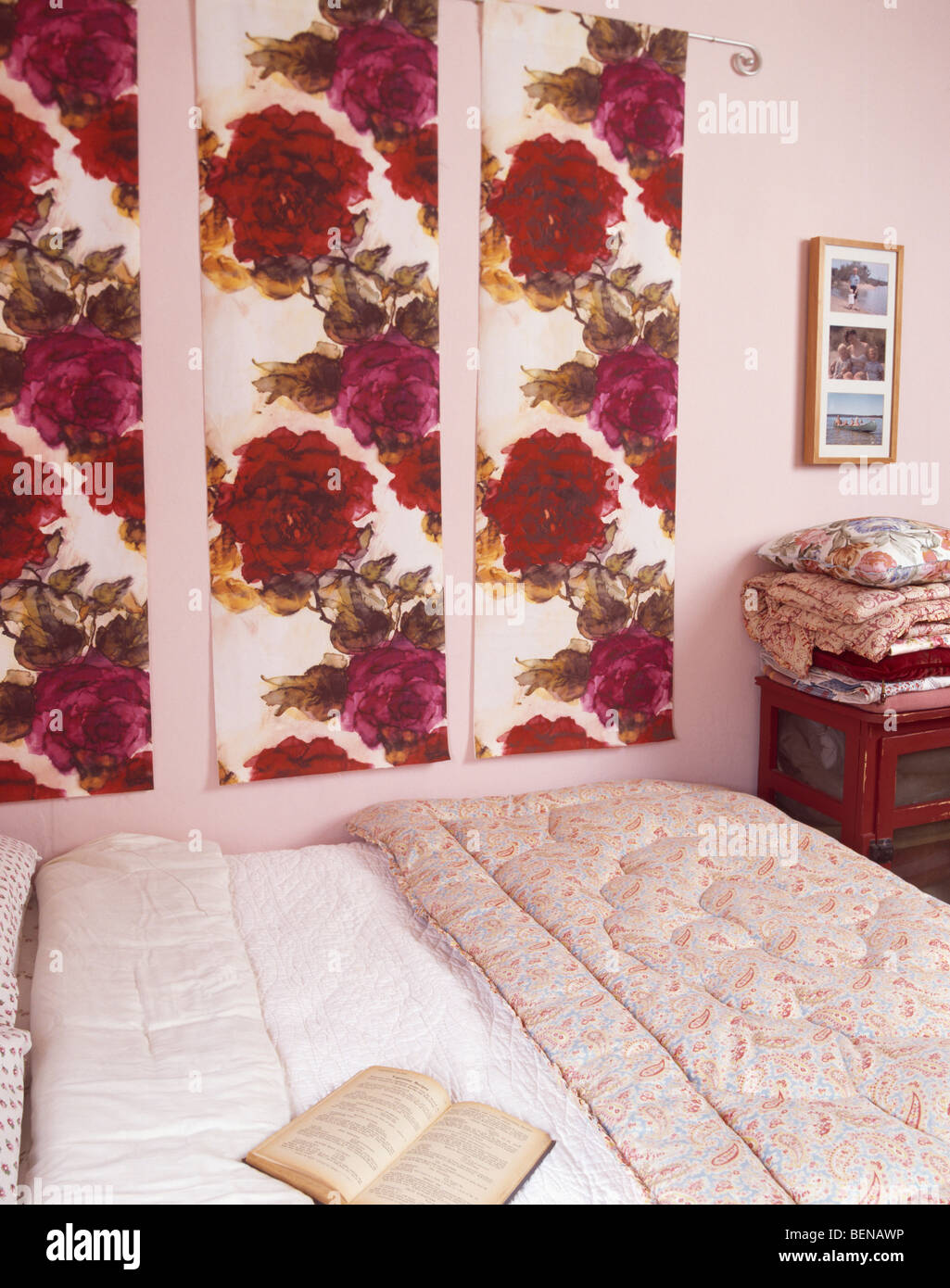 Petite chambre rose rouge avec panneaux de tissu à motifs de roses sur ...