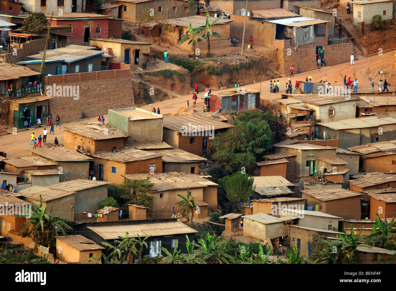 Vue aérienne de plus de maisons de banlieue de Kigali, capitale du ...