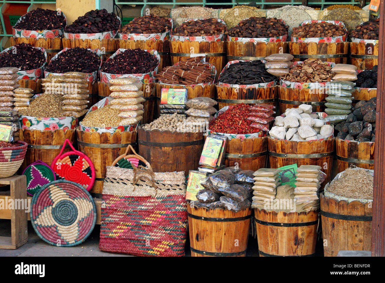 Épices Sur Laffichage Dans Des Bacs En Bois Au Marché Dans Le Souk Dassouan Egypte Souk