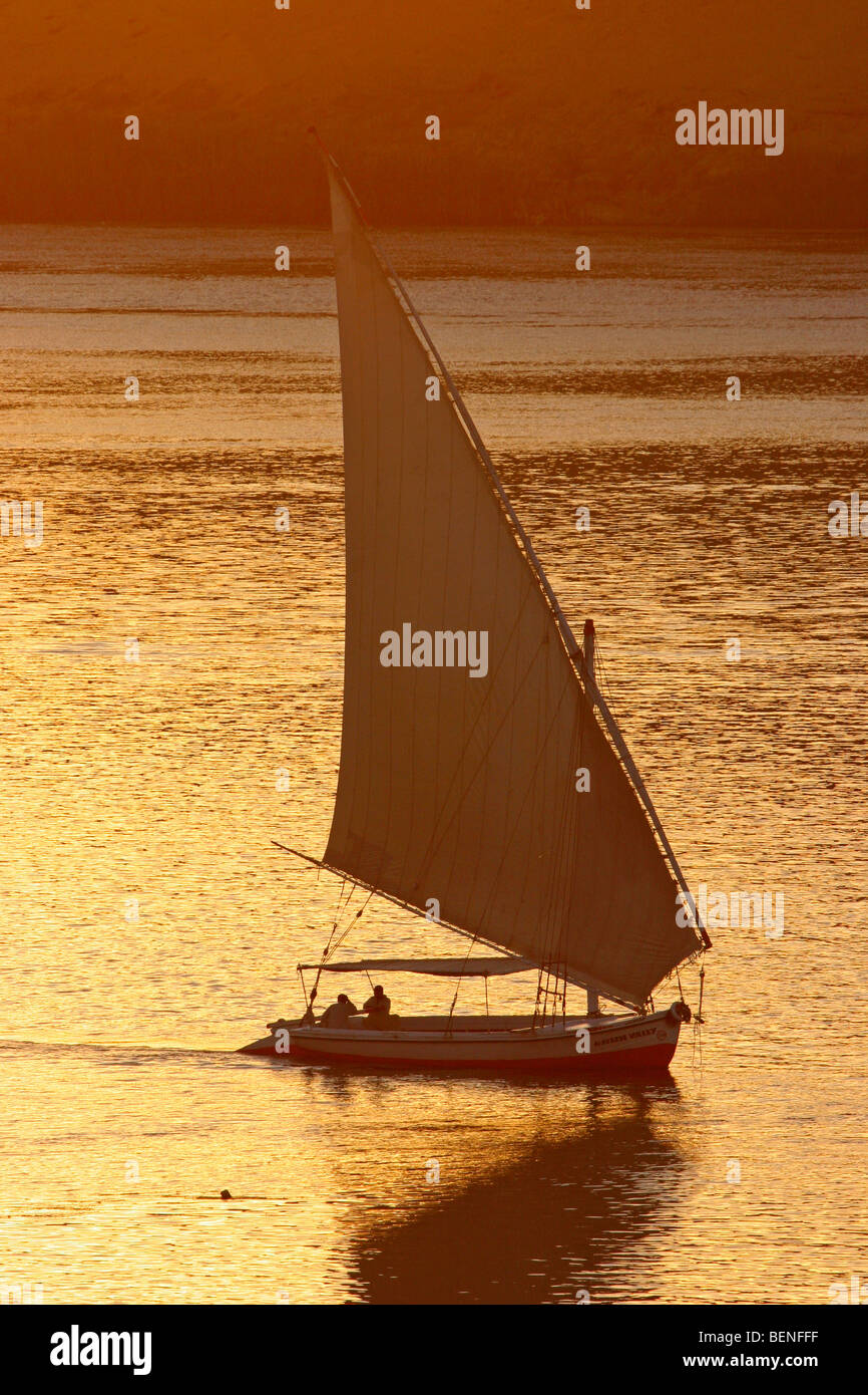 Felouque sur le nil près d'assouan Banque de photographies et d’images ...