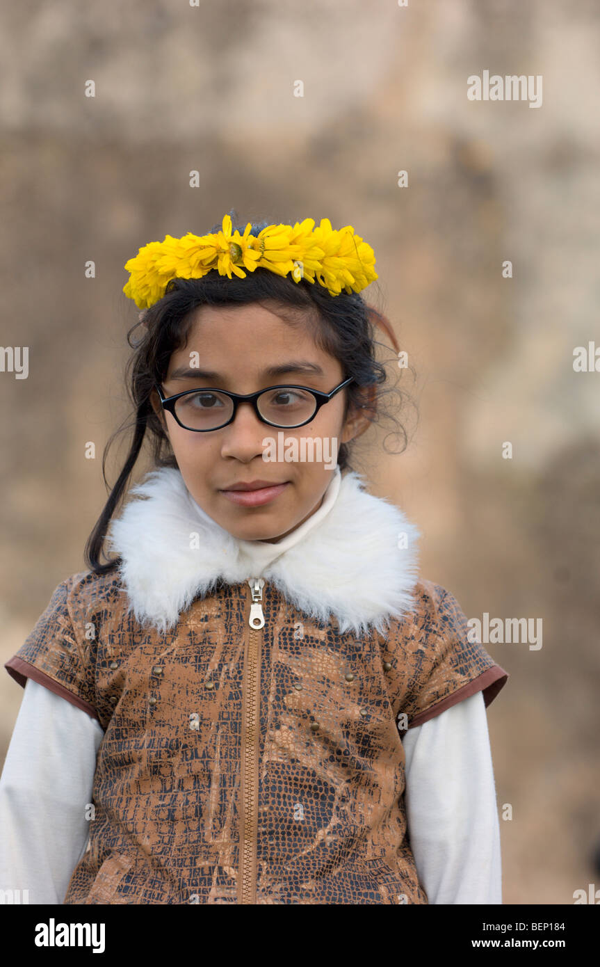 Une jeune fille marocaine visite la nécropole Chella, Rabat, Maroc ...